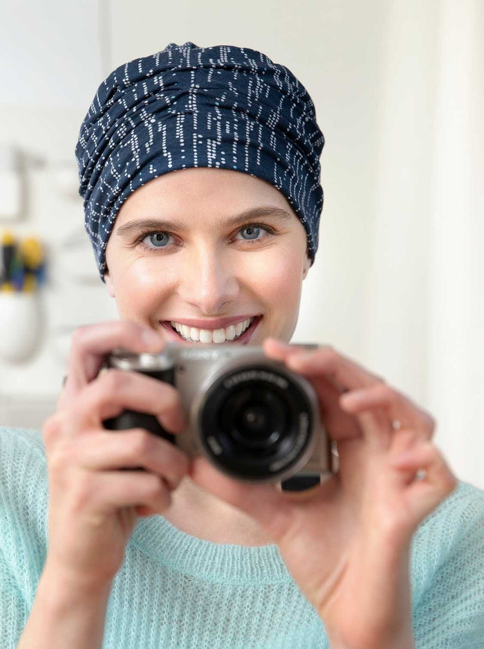 Donkerblauwe Chemo Muts – Zacht, Trendy & Oplichtend