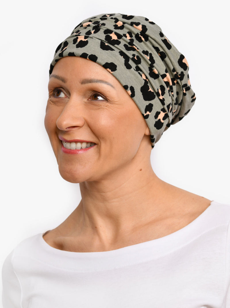 Chic & zacht chemo mutsje – Kaki luipaardprint